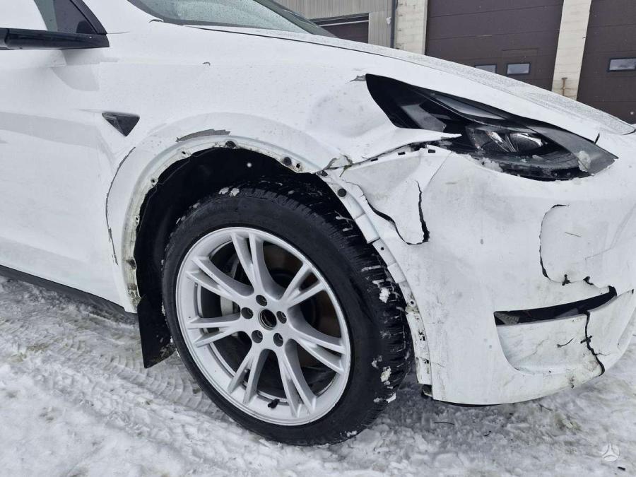 White Tesla Model Y 2023 in Marijampole, with an engine capacity of 0.00 L and mileage of 71 thousand km for 19600 €, photo 11 on AUTOMOTO.COM.LV