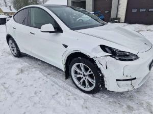 White Tesla Model Y 2023 in Marijampole, with an engine capacity of 0.00 L and mileage of 71 thousand km for 19600 €, photo 15 on AUTOMOTO.COM.LV