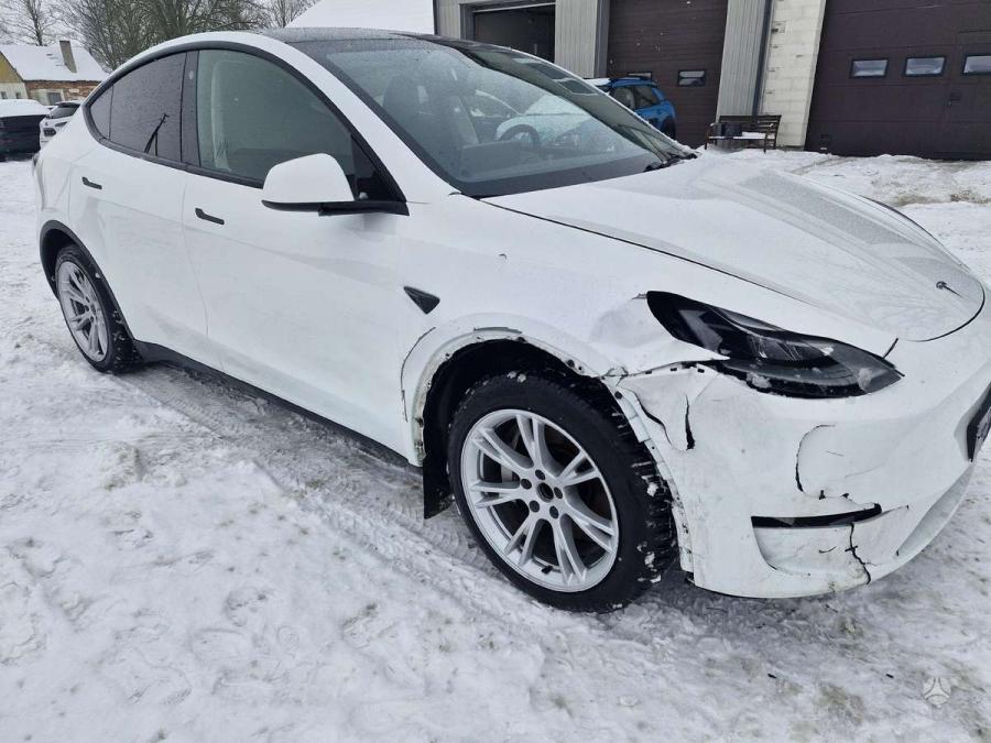 White Tesla Model Y 2023 in Marijampole, with an engine capacity of 0.00 L and mileage of 71 thousand km for 19600 €, photo 15 on AUTOMOTO.COM.LV
