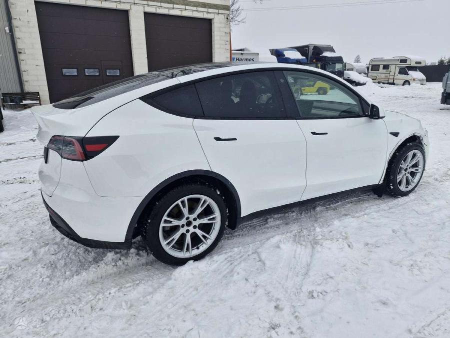 White Tesla Model Y 2023 in Marijampole, with an engine capacity of 0.00 L and mileage of 71 thousand km for 19600 €, photo 16 on AUTOMOTO.COM.LV