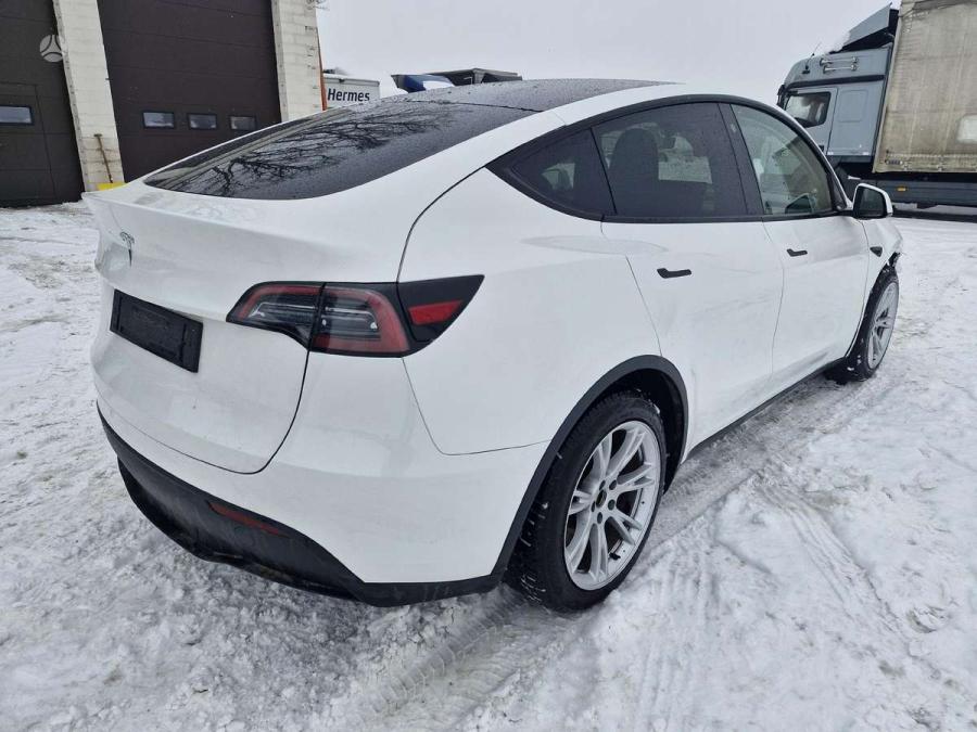 White Tesla Model Y 2023 in Marijampole, with an engine capacity of 0.00 L and mileage of 71 thousand km for 19600 €, photo 17 on AUTOMOTO.COM.LV