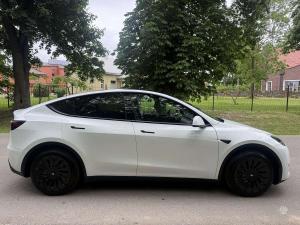 White Tesla Model Y 2023 in Marijampole, with an engine capacity of 0.00 L and mileage of 105 thousand km for 29040 €, photo 5 on AUTOMOTO.COM.LV