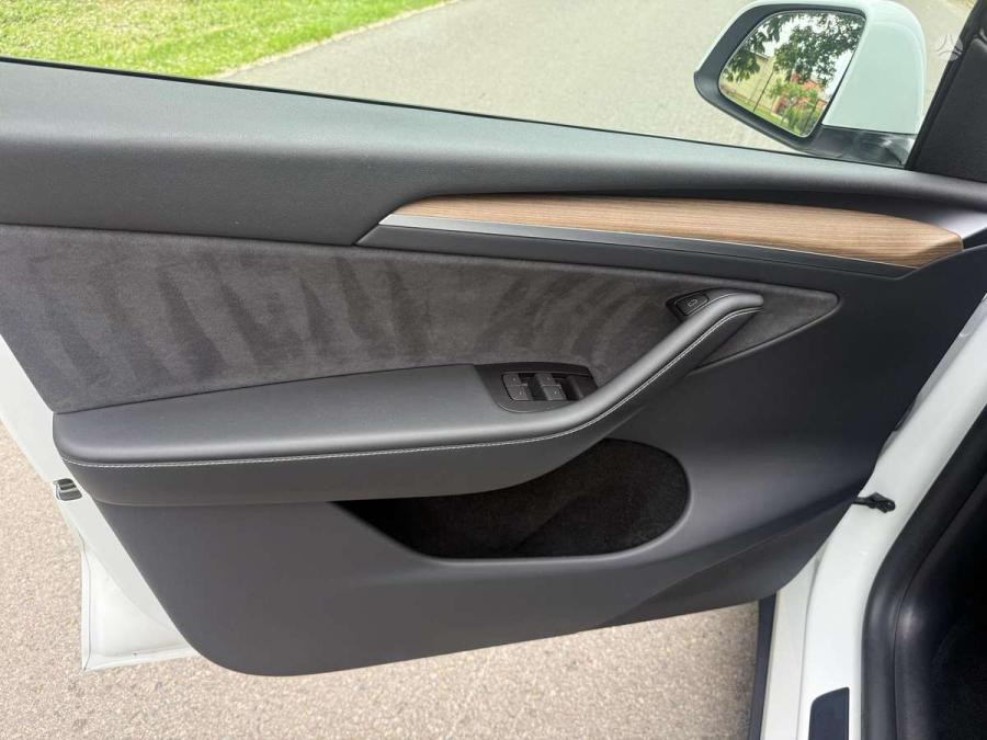 White Tesla Model Y 2023 in Marijampole, with an engine capacity of 0.00 L and mileage of 105 thousand km for 29040 €, photo 12 on AUTOMOTO.COM.LV
