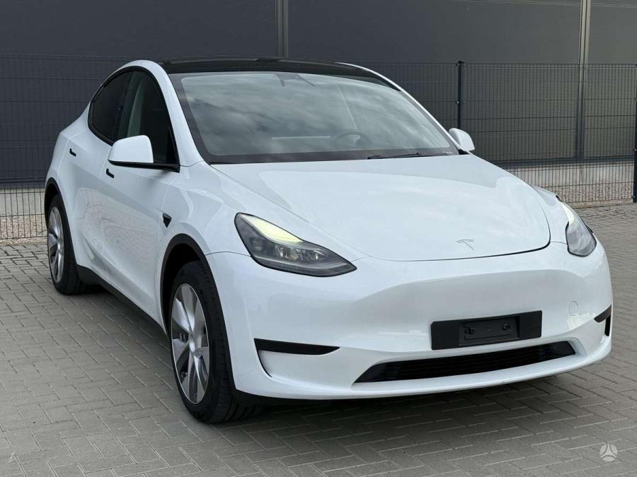 Balts Tesla Model Y 2023 Kauņa, ar dzinēja tilpumu 0.00 L un nobraukumu 56 tūkst. km par 21000 €, foto 1 vietnē AUTOMOTO.COM.LV