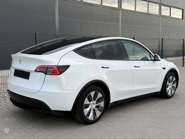 White Tesla Model Y 2023 in Kaunas, with an engine capacity of 0.00 L and mileage of 56 thousand km for 21000 €, photo 4 on AUTOMOTO.COM.LV