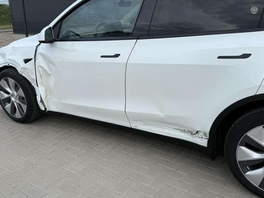 Balts Tesla Model Y 2023 Kauņa, ar dzinēja tilpumu 0.00 L un nobraukumu 56 tūkst. km par 21000 €, foto 7 vietnē AUTOMOTO.COM.LV