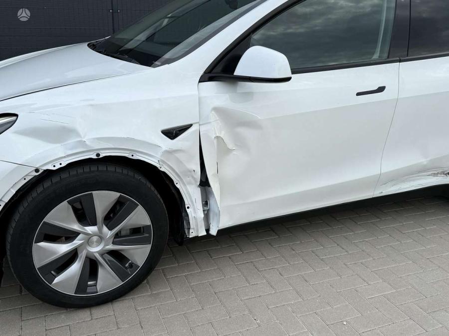 Balts Tesla Model Y 2023 Kauņa, ar dzinēja tilpumu 0.00 L un nobraukumu 56 tūkst. km par 21000 €, foto 8 vietnē AUTOMOTO.COM.LV