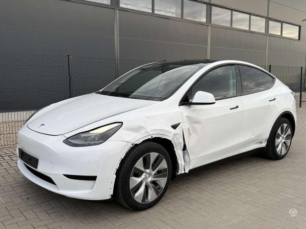 White Tesla Model Y 2023 in Kaunas, with an engine capacity of 0.00 L and mileage of 56 thousand km for 21000 €, photo 8 on AUTOMOTO.COM.LV
