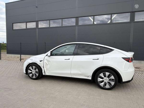 White Tesla Model Y 2023 in Kaunas, with an engine capacity of 0.00 L and mileage of 56 thousand km for 21000 €, photo 10 on AUTOMOTO.COM.LV