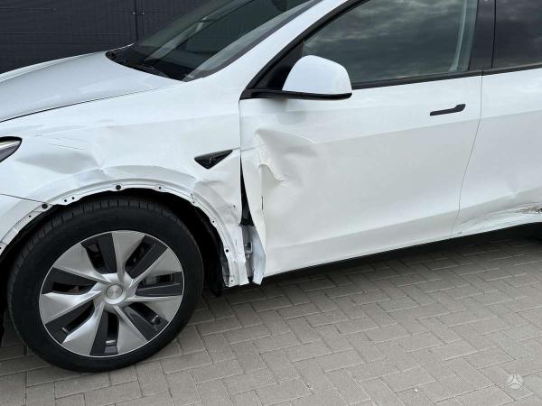 Balts Tesla Model Y 2023 Kauņa, ar dzinēja tilpumu 0.00 L un nobraukumu 56 tūkst. km par 21000 €, foto 7 vietnē AUTOMOTO.COM.LV