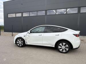 White Tesla Model Y 2023 in Kaunas, with an engine capacity of 0.00 L and mileage of 56 thousand km for 20900 €, photo 7 on AUTOMOTO.COM.LV