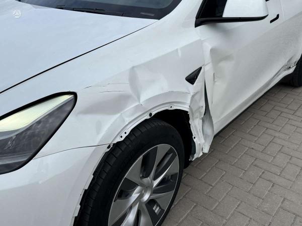 White Tesla Model Y 2023 in Kaunas, with an engine capacity of 0.00 L and mileage of 56 thousand km for 20900 €, photo 10 on AUTOMOTO.COM.LV