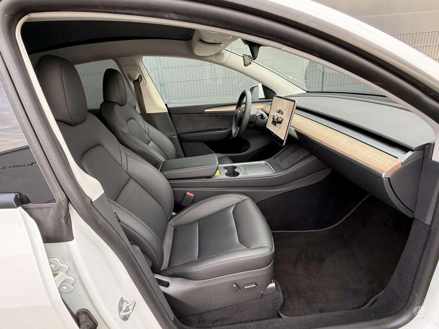 White Tesla Model Y 2023 in Kaunas, with an engine capacity of 0.00 L and mileage of 56 thousand km for 20900 €, photo 16 on AUTOMOTO.COM.LV