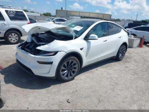 White Tesla Model Y 2026 in Kaunas, with an engine capacity of 0.00 L and mileage of 10 thousand km for 29300 €, photo 3 on AUTOMOTO.COM.LV