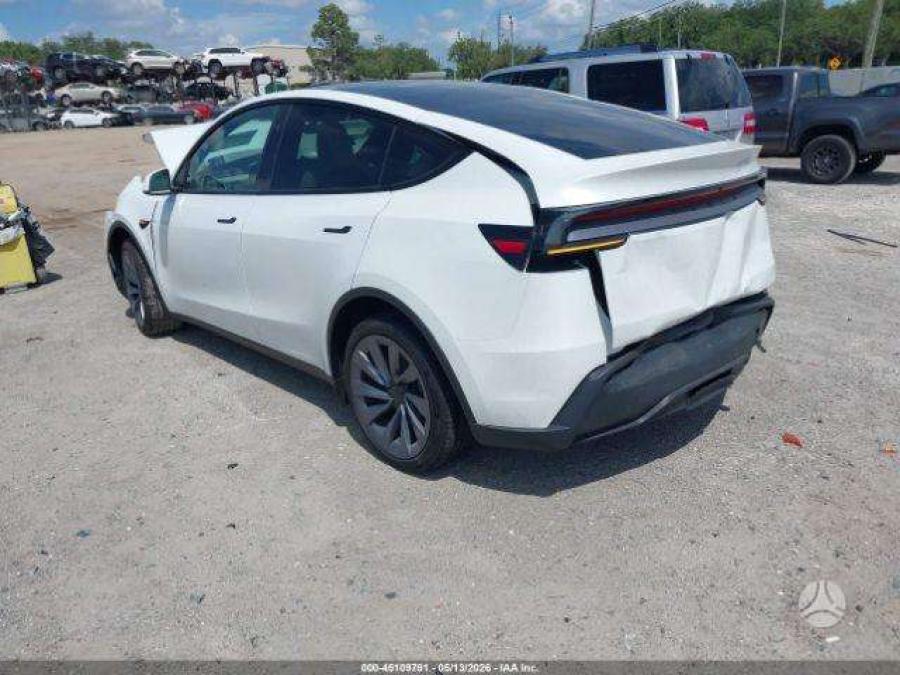 White Tesla Model Y 2026 in Kaunas, with an engine capacity of 0.00 L and mileage of 10 thousand km for 29300 €, photo 5 on AUTOMOTO.COM.LV