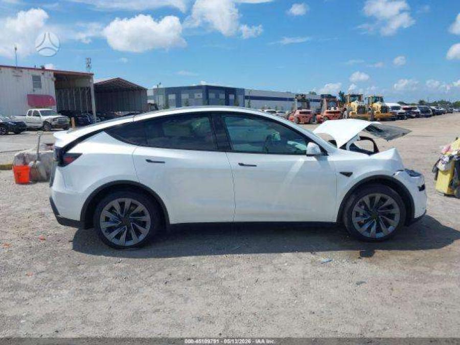 White Tesla Model Y 2026 in Kaunas, with an engine capacity of 0.00 L and mileage of 10 thousand km for 29300 €, photo 8 on AUTOMOTO.COM.LV