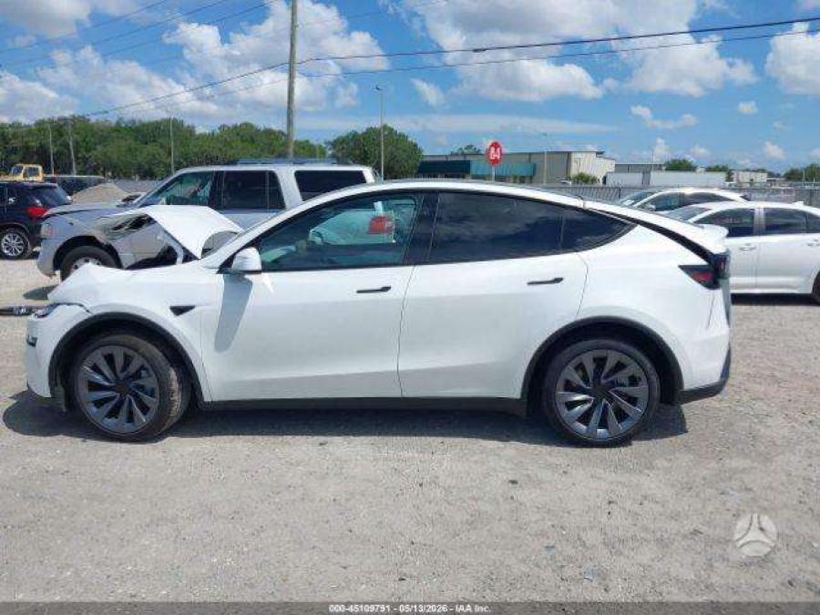 White Tesla Model Y 2026 in Kaunas, with an engine capacity of 0.00 L and mileage of 10 thousand km for 29300 €, photo 9 on AUTOMOTO.COM.LV