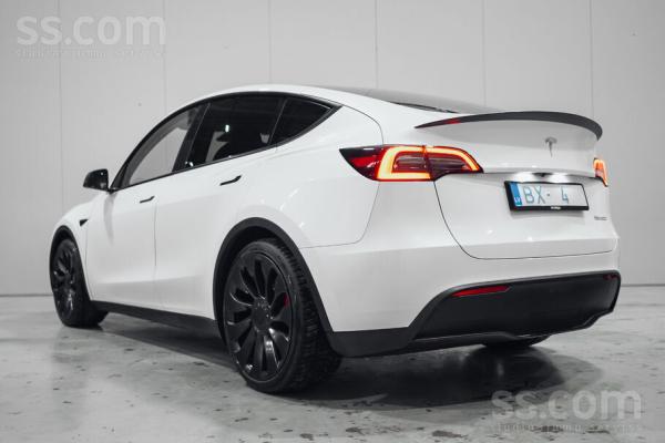 White Tesla Model Y 2022 in Riga, with an engine capacity of 0.00 L and mileage of 105 thousand km for 33800 €, photo 3 on AUTOMOTO.COM.LV
