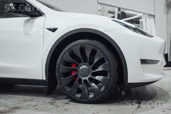 White Tesla Model Y 2022 in Riga, with an engine capacity of 0.00 L and mileage of 105 thousand km for 33800 €, photo 5 on AUTOMOTO.COM.LV