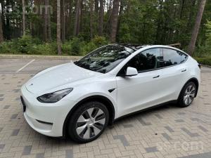 White Tesla Model Y 2022 in Riga, with an engine capacity of 0.00 L and mileage of 109 thousand km for 31900 €, photo 3 on AUTOMOTO.COM.LV