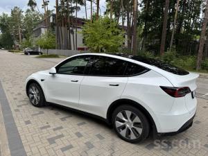 White Tesla Model Y 2022 in Riga, with an engine capacity of 0.00 L and mileage of 109 thousand km for 31900 €, photo 4 on AUTOMOTO.COM.LV