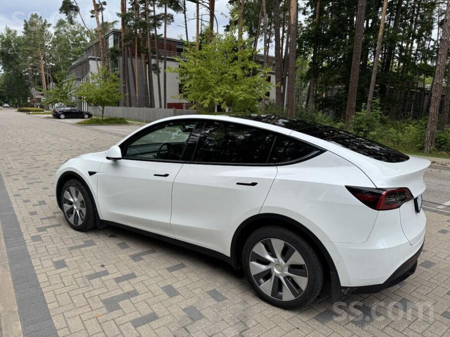 White Tesla Model Y 2022 in Riga, with an engine capacity of 0.00 L and mileage of 109 thousand km for 31900 €, photo 4 on AUTOMOTO.COM.LV
