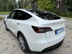 White Tesla Model Y 2022 in Riga, with an engine capacity of 0.00 L and mileage of 109 thousand km for 31900 €, photo 5 on AUTOMOTO.COM.LV