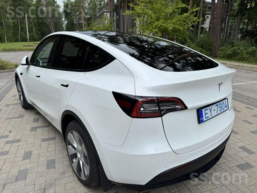 White Tesla Model Y 2022 in Riga, with an engine capacity of 0.00 L and mileage of 109 thousand km for 31900 €, photo 5 on AUTOMOTO.COM.LV
