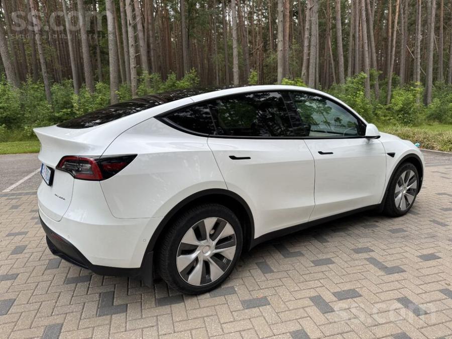 White Tesla Model Y 2022 in Riga, with an engine capacity of 0.00 L and mileage of 109 thousand km for 31900 €, photo 7 on AUTOMOTO.COM.LV