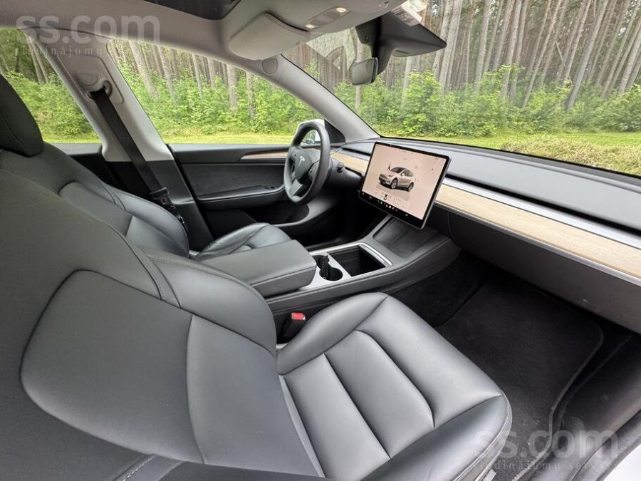 White Tesla Model Y 2022 in Riga, with an engine capacity of 0.00 L and mileage of 109 thousand km for 31900 €, photo 10 on AUTOMOTO.COM.LV