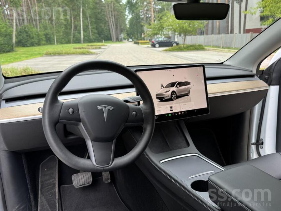 White Tesla Model Y 2022 in Riga, with an engine capacity of 0.00 L and mileage of 109 thousand km for 31900 €, photo 11 on AUTOMOTO.COM.LV