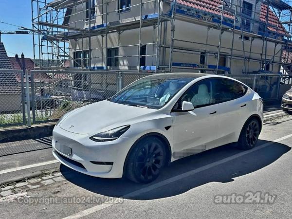 Белый Тесла Модель Y 2021 в Таллин, объемом двигателя 0.00 л и пробегом 122 тыс. км за 30000 €, фото 1 на AUTOMOTO.COM.LV