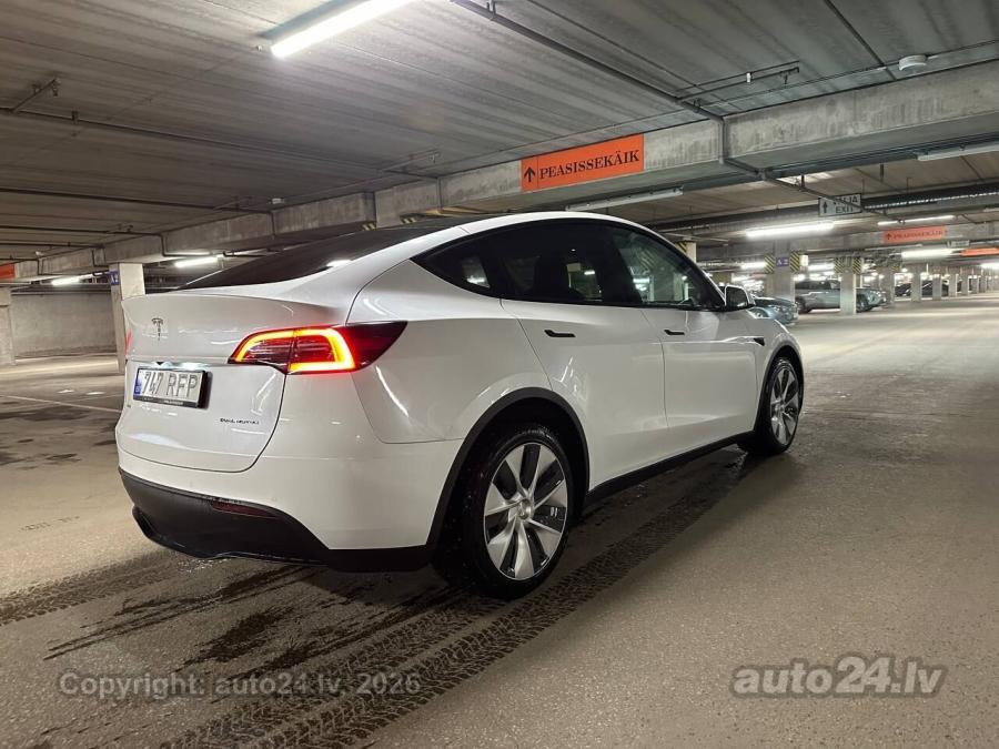 White Tesla Model Y 2021 in Tallinn, with an engine capacity of 0.00 L and mileage of 72 thousand km for 33000 €, photo 10 on AUTOMOTO.COM.LV