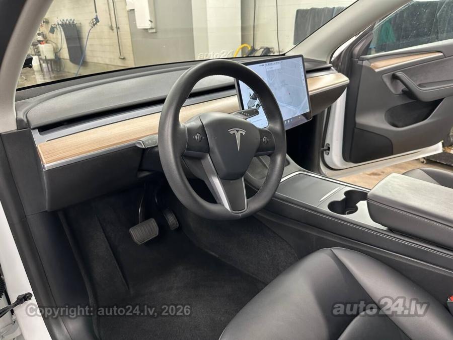 White Tesla Model Y 2021 in Tallinn, with an engine capacity of 0.00 L and mileage of 72 thousand km for 33000 €, photo 14 on AUTOMOTO.COM.LV