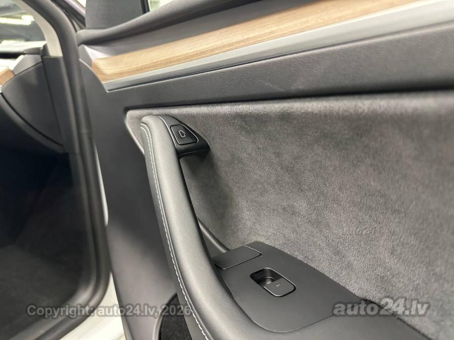 White Tesla Model Y 2021 in Tallinn, with an engine capacity of 0.00 L and mileage of 72 thousand km for 33000 €, photo 20 on AUTOMOTO.COM.LV