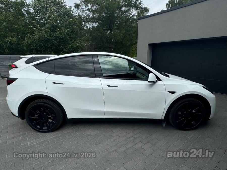 White Tesla Model Y 2022 in Tallinn, with an engine capacity of 0.00 L and mileage of 38 thousand km for 37400 €, photo 1 on AUTOMOTO.COM.LV