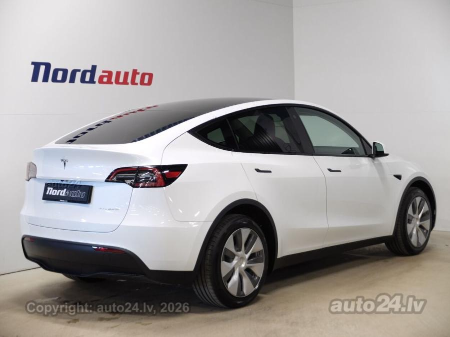 White Tesla Model Y 2022 in Tallinn, with an engine capacity of 0.00 L and mileage of 41 thousand km for 45900 €, photo 3 on AUTOMOTO.COM.LV