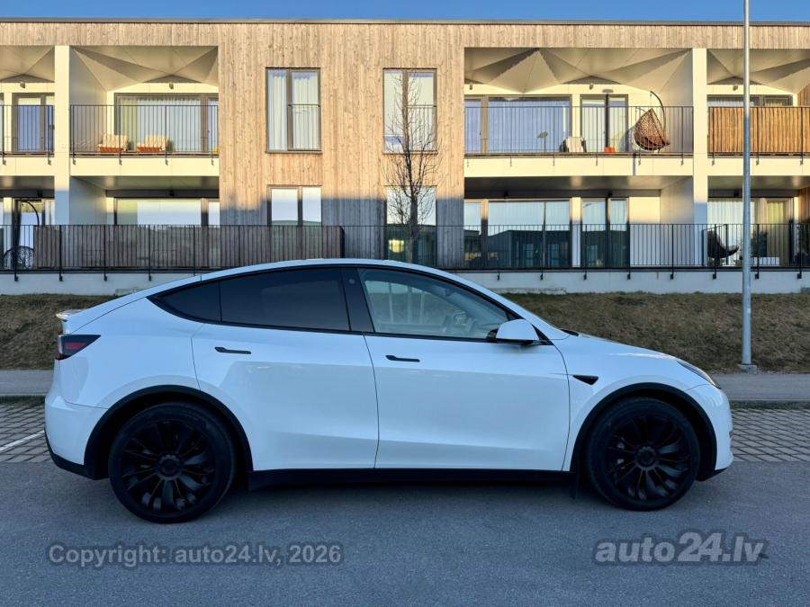 White Tesla Model Y 2023 in Tallinn, with an engine capacity of 0.00 L and mileage of 94 thousand km for 33900 €, photo 6 on AUTOMOTO.COM.LV