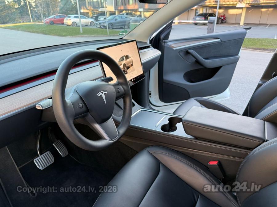 White Tesla Model Y 2023 in Tallinn, with an engine capacity of 0.00 L and mileage of 94 thousand km for 33900 €, photo 12 on AUTOMOTO.COM.LV