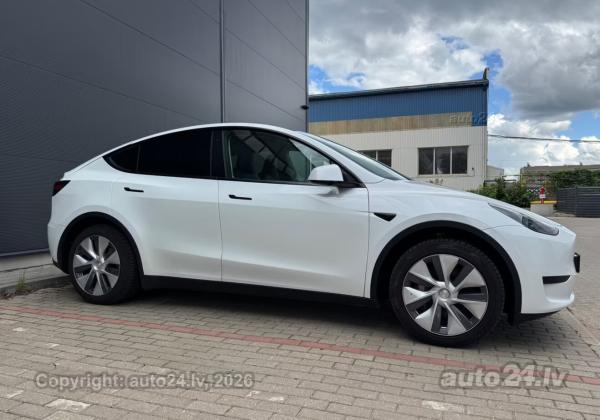 White Tesla Model Y 2023 in Tartu, with an engine capacity of 0.00 L and mileage of 48 thousand km for 35790 €, photo 2 on AUTOMOTO.COM.LV