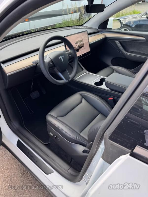 White Tesla Model Y 2023 in Tartu, with an engine capacity of 0.00 L and mileage of 48 thousand km for 35790 €, photo 10 on AUTOMOTO.COM.LV
