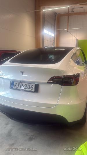 White Tesla Model Y 2023 in Voru, with an engine capacity of 0.00 L and mileage of 59 thousand km for 33890 €, photo 5 on AUTOMOTO.COM.LV