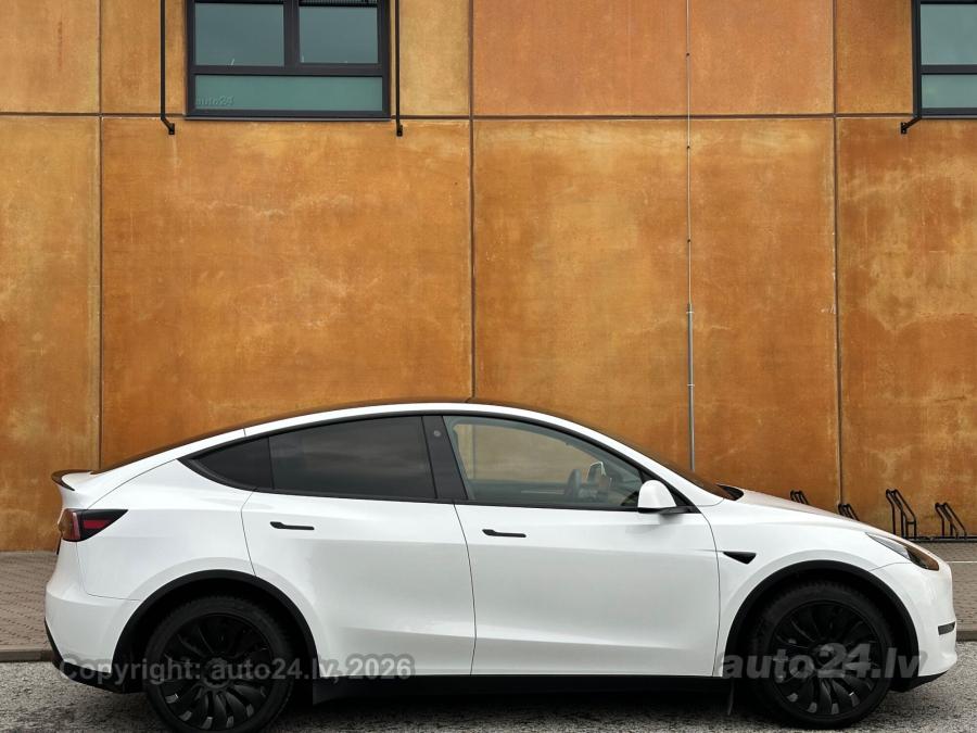 White Tesla Model Y 2023 in Tallinn, with an engine capacity of 0.00 L and mileage of 99 thousand km for 33700 €, photo 4 on AUTOMOTO.COM.LV