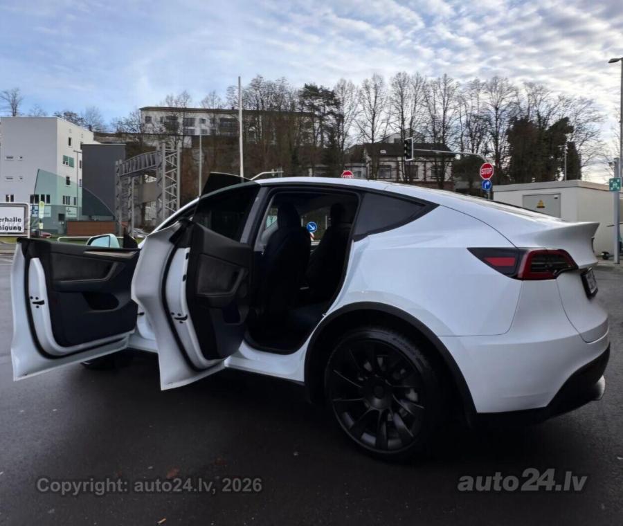Balts Tesla Model Y 2025 Tallina, ar dzinēja tilpumu 0.00 L un nobraukumu 40 tūkst. km par 43900 €, foto 2 vietnē AUTOMOTO.COM.LV