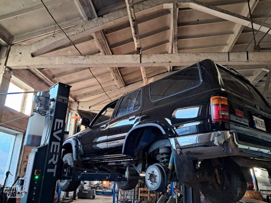 Black Toyota 4Runner 1994 in Taurage, with an engine capacity of 2.40 L and mileage of 288 thousand km for 8000 €, photo 4 on AUTOMOTO.COM.LV