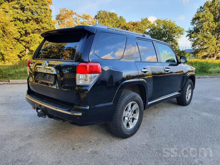 Black Toyota 4Runner 2012 in Riga, with an engine capacity of 4.00 L and mileage of 318 thousand km for 18500 €, photo 3 on AUTOMOTO.COM.LV