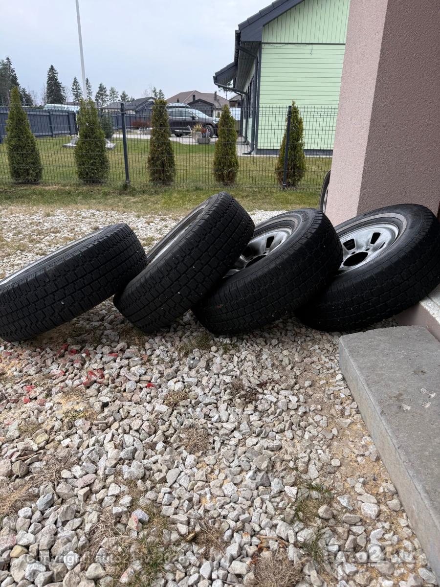 Green Toyota 4Runner 1990 in Tartu, with an engine capacity of 3.00 L and mileage of 280 thousand km for 4999 €, photo 13 on AUTOMOTO.COM.LV