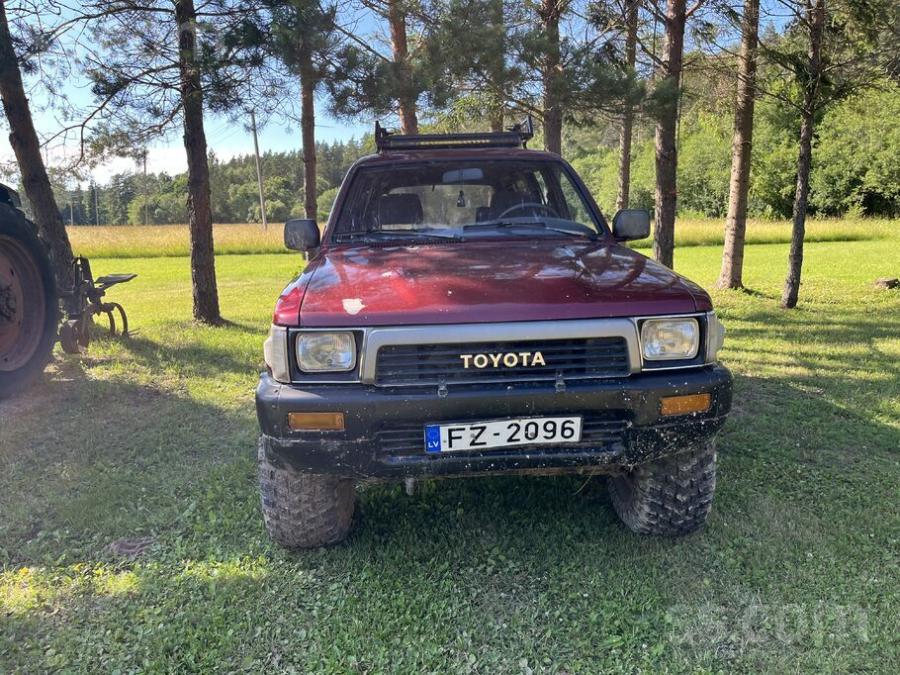 Sarkans Toyota 4Runner 1991 Cēsis, ar dzinēja tilpumu 2.40 L un nobraukumu 364 tūkst. km par 4700 €, foto 1 vietnē AUTOMOTO.COM.LV