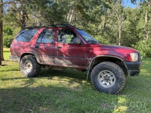 Sarkans Toyota 4Runner 1991 Cēsis, ar dzinēja tilpumu 2.40 L un nobraukumu 364 tūkst. km par 4700 €, foto 4 vietnē AUTOMOTO.COM.LV