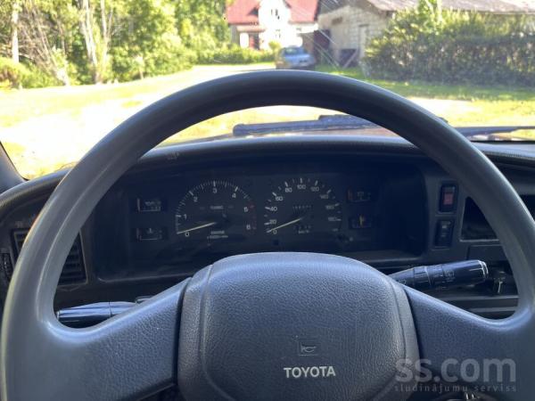 Red Toyota 4Runner 1991 in Cesis, with an engine capacity of 2.40 L and mileage of 364 thousand km for 4700 €, photo 6 on AUTOMOTO.COM.LV